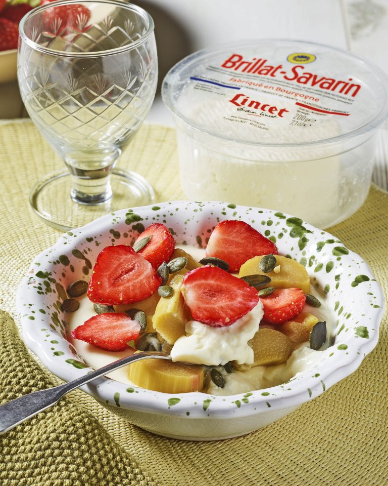 Cream dessert with BRILLAT-SAVARIN, strawberry and rhubarb - Lincet